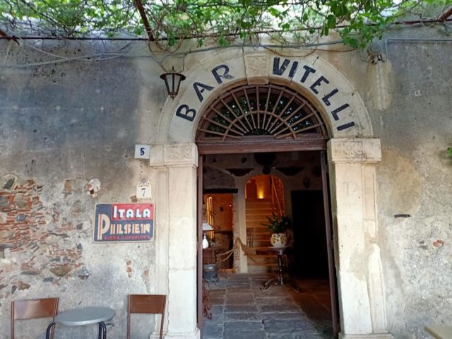 Un bicchiere al bar Vitelli, nella terra del Padrino – LITHIUM 24